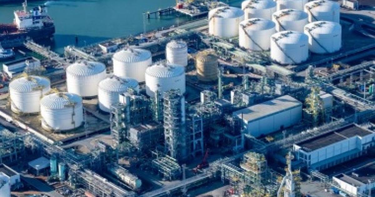 Neste produziert nachhaltigem Flugkraftstoff in Bioraffinerie in ...