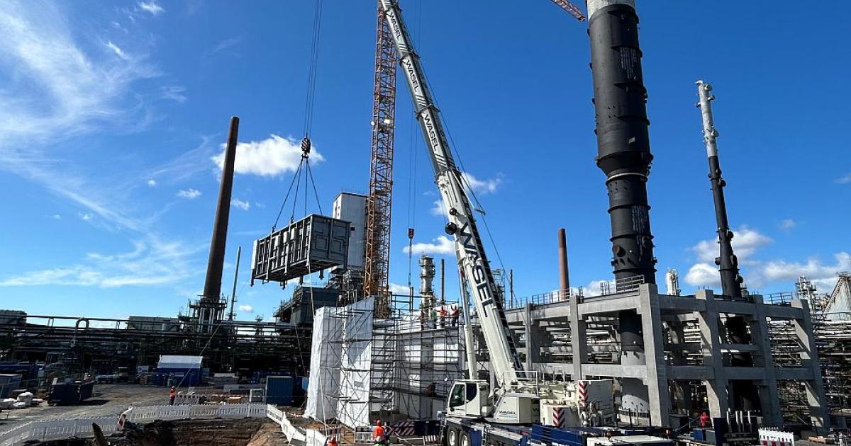 Elektrischer Prozessofen für die neue Grundöl-Anlage bei Shell ...